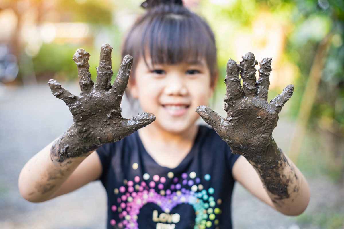 Messy Play Day at the Endangered Wolf Center | stlparent.com